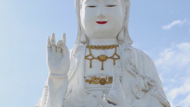 79-метровая статуя богини милосердия и сострадания Гуаньинь в Чианграе, Таиланд. Guanyin Temple