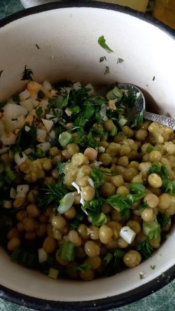 Очень вкусный, простой, бюджетный салат. Горошек, зелень, яйца, майонез, соль. Рецепт. Видео. Лайк!