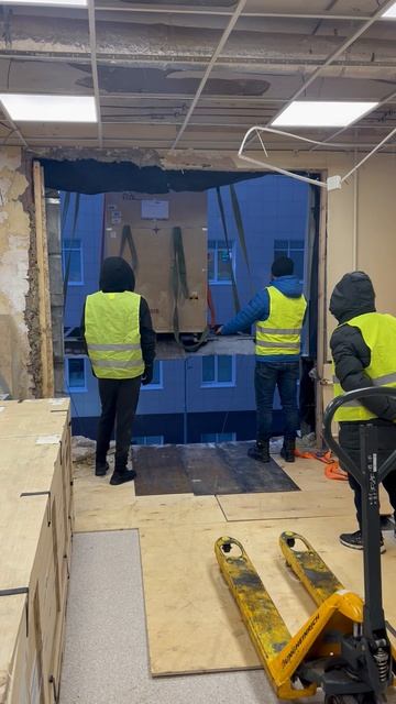 Закатка КТ краном в помещение на 3 этаж