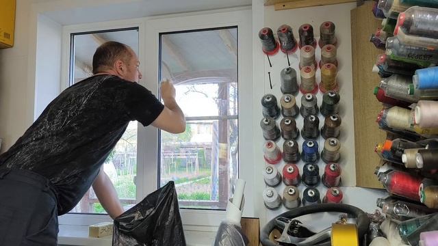 Как и чем отмыть окна после ремонта и насекомых?