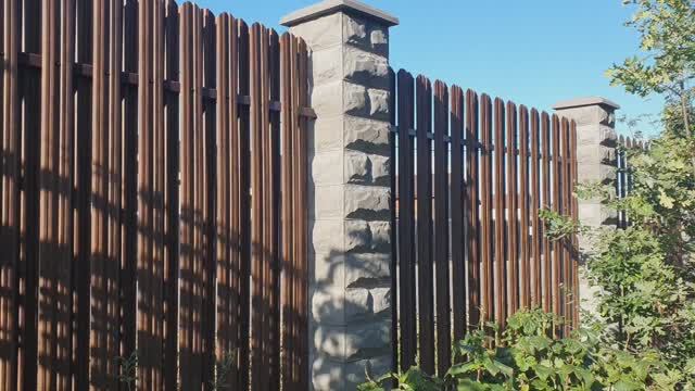 Забор из металлического штакетника, столбы из блоков и воротами. Монтаж заборов и ворот