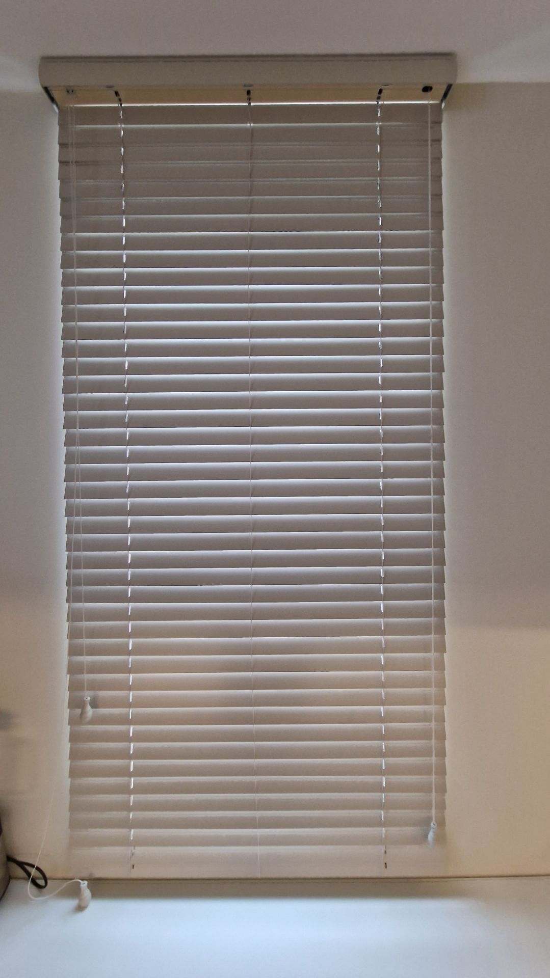 Цвет кремовый. горизонтальные деревянные жалюзи 50мм
