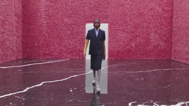 Показ женской коллекции Prada осень-зима 2021-2022