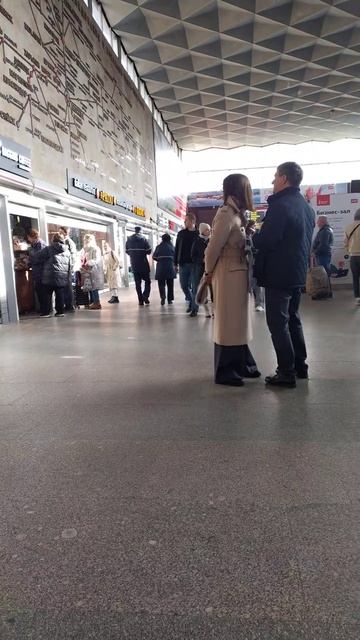 Московский вокзал, Ленинград (СПб) - интерьер, пассажиры в ожидании поездов Фрагмент 5