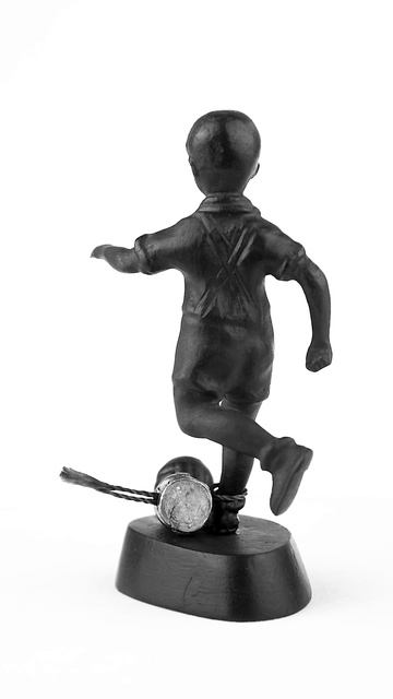 Статуэтка чугунная "Петька-футболист". Артикул 100021. https://феникс.art