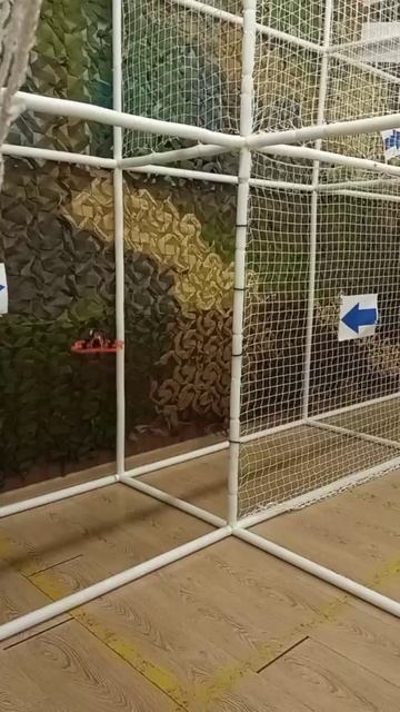 FPV-дрон летает по трассе в помещении — без ветра и ограничений