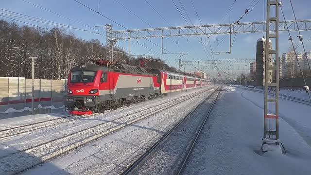 Электровоз ЭП20-058 (ТЧЭ-6) со скорым поездом "Двухэтажный состав" № 063Й Самара — Санкт-Петербург.