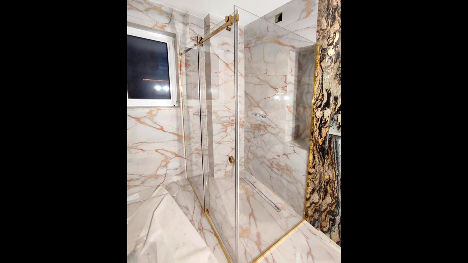 Душевая кабина с раздвижной дверью, цвет фурнитуры - золото