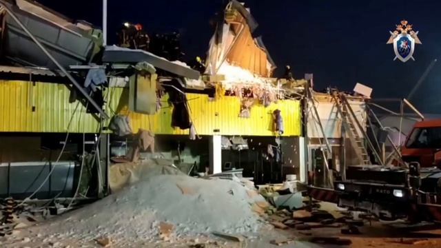 Последствия обрушения кровли торгового центра в Новосибирске сняли с дрона