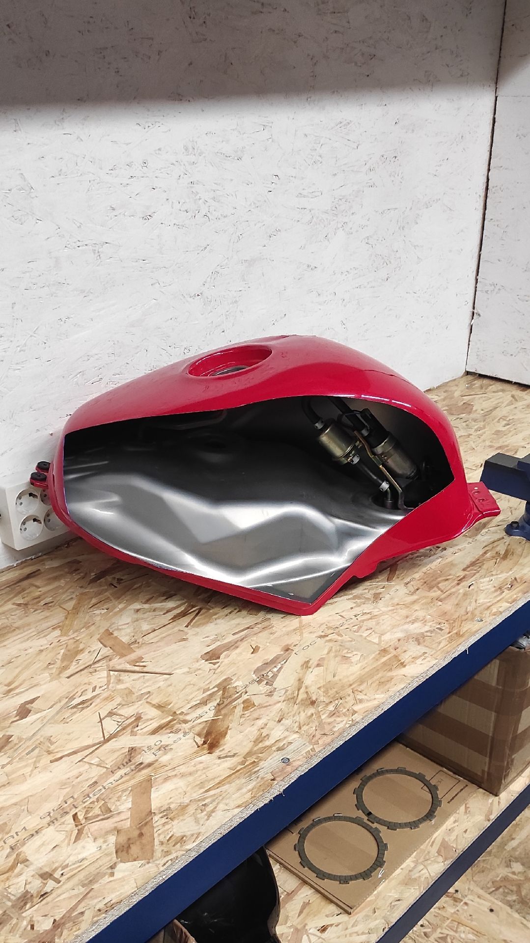 MotoSecond Collection. Экспонат: Бензобак в разрезе от Honda VFR800.