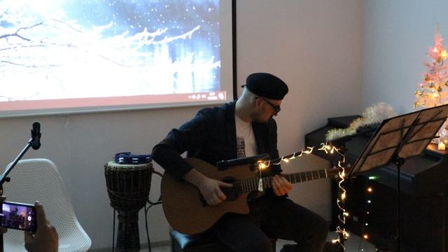 Играет Александр Токарев