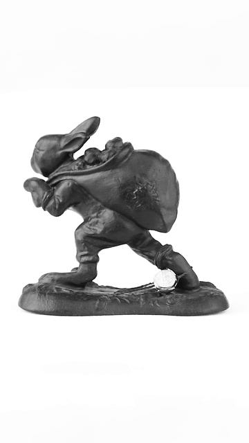 Статуэтка чугунная "Заяц с мешком яблок". Артикул 100035. https://феникс.art