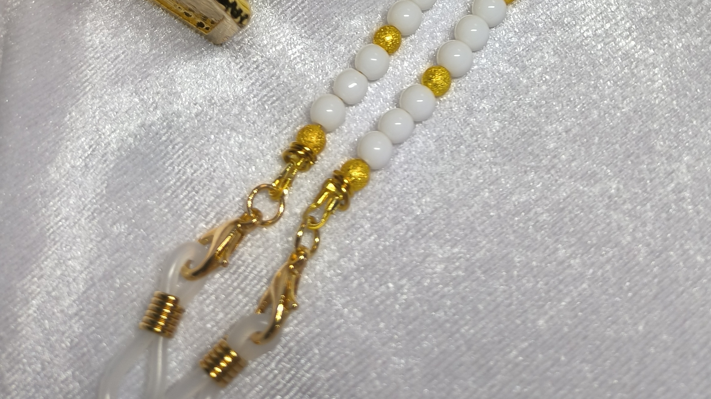 Цепочка для очков с белыми бусинами