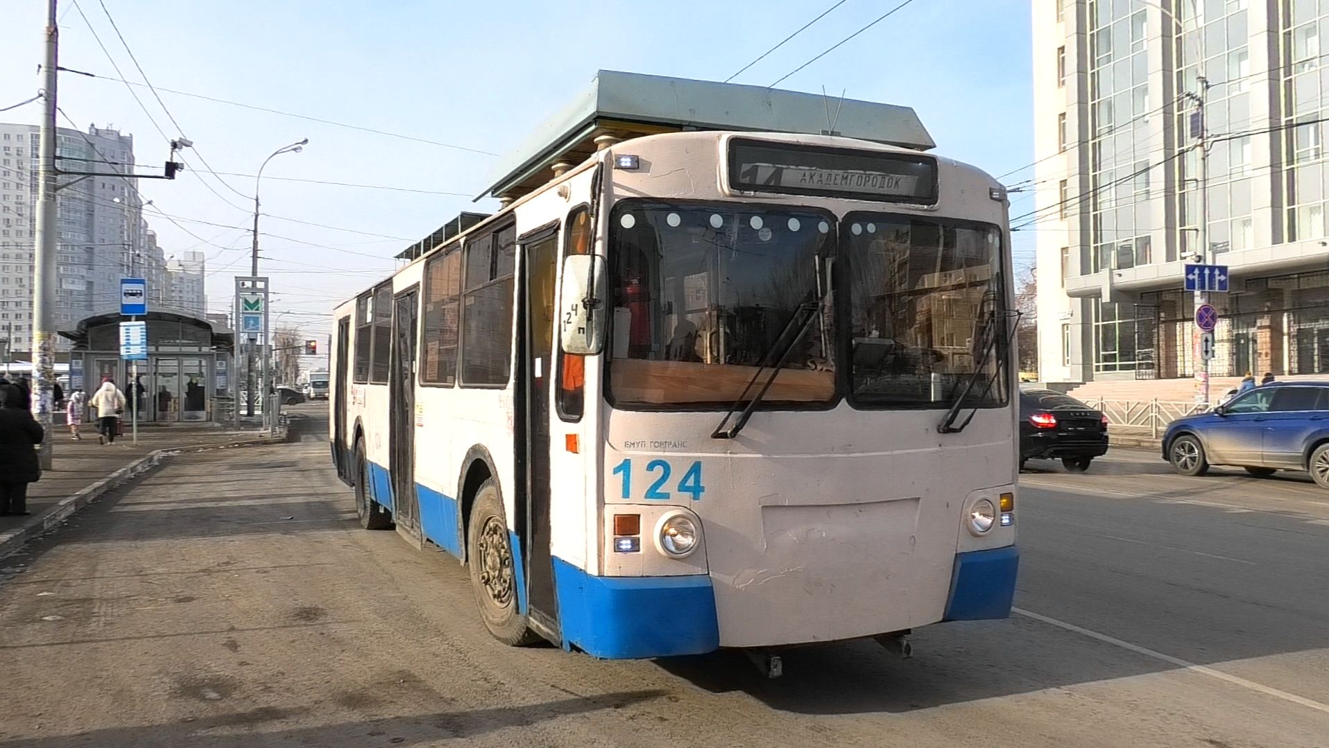 Троллейбус Екатеринбурга ЗиУ-682 КР Иваново №124 маршрут 14 на остановке "Южный автовокзал"