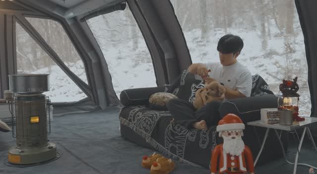 Поход с собакой в условиях сильного снегопада .