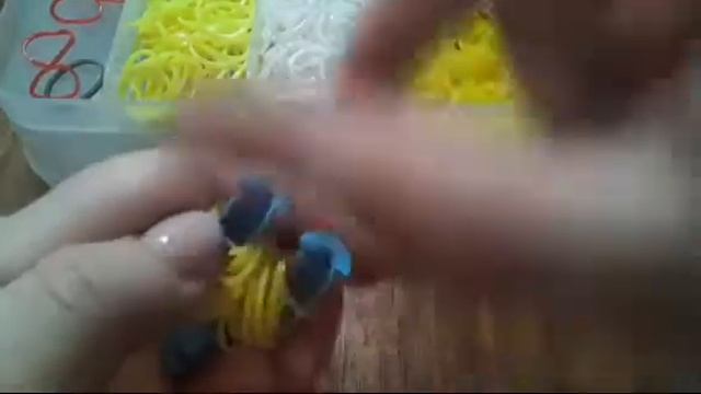 Плетём фигурку "Перо" на рогатке.