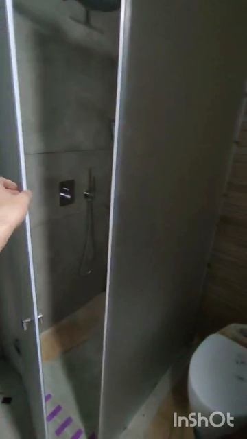 Душевая кабина с распашной дверью из матового стекла