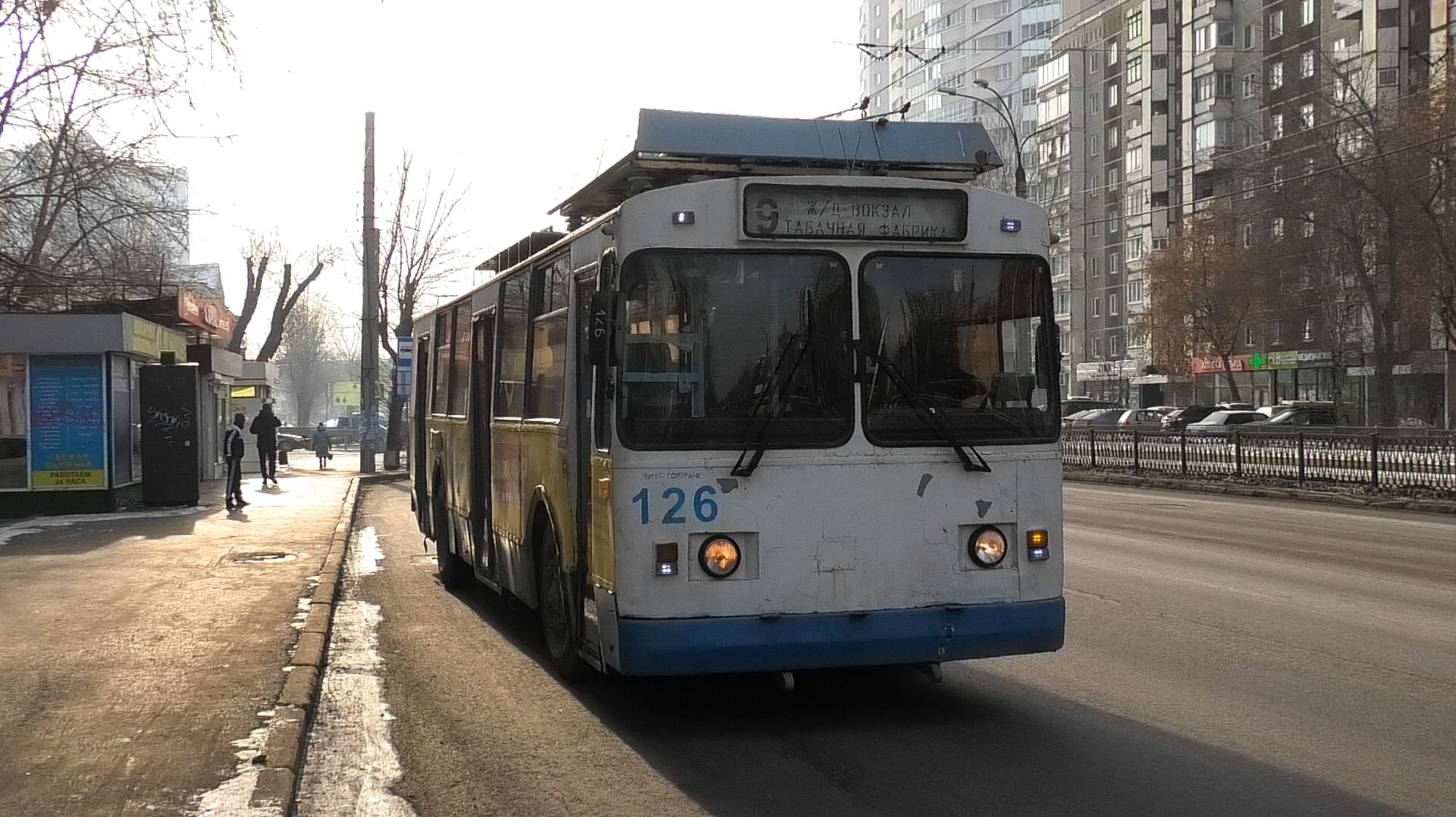Троллейбус Екатеринбурга ЗиУ-682 КР Иваново №126 маршрут 9 на остановке "Саввы Белых"