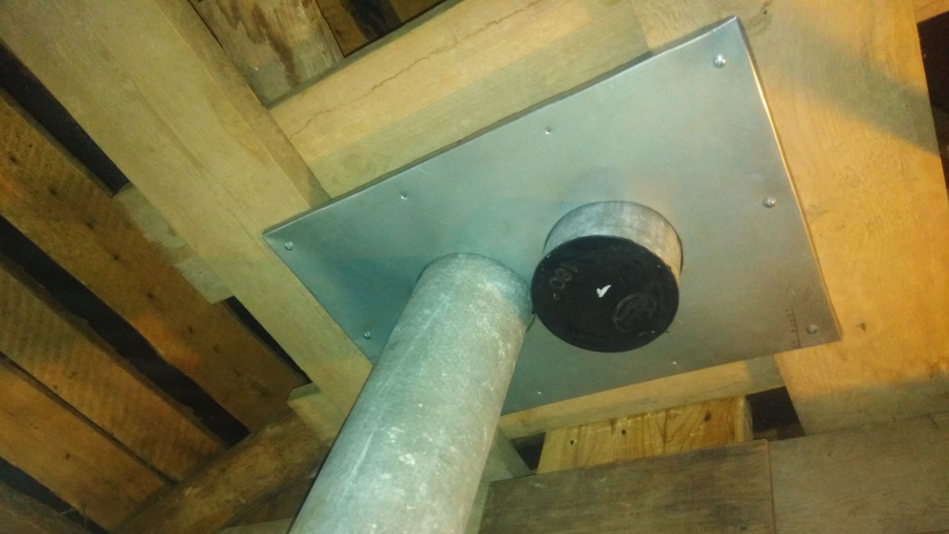 Трубы дымохода и вентиляции стоят на досках!