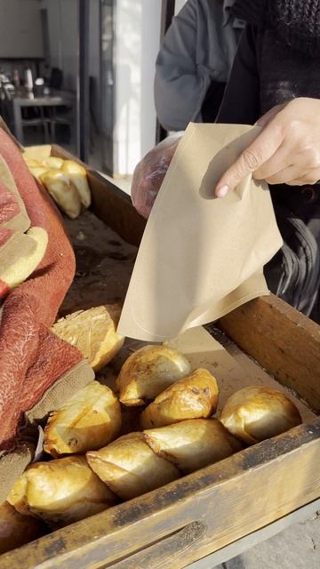 Самса с мясом. В Ташкенте на улице Богишомол. #самса #тандыр