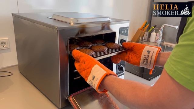 Котлеты для бургеров в коптильне Helia Smoker