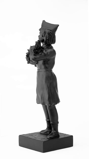 Статуэтка чугунная "Пионер с букетом". Артикул 200016. https://феникс.art