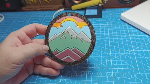 Ручное выжигание по дереву и акриловые маркеры. Горы. Пейзаж.