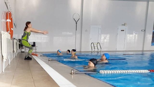 Фрагмент занятия по аквааэробике.