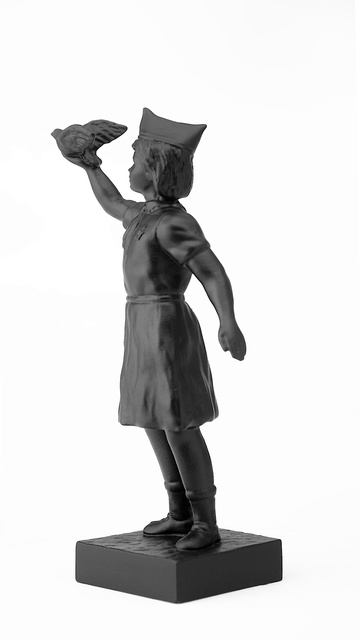 Статуэтка чугунная "Пионер с голубем". Артикул 200007. https://феникс.art