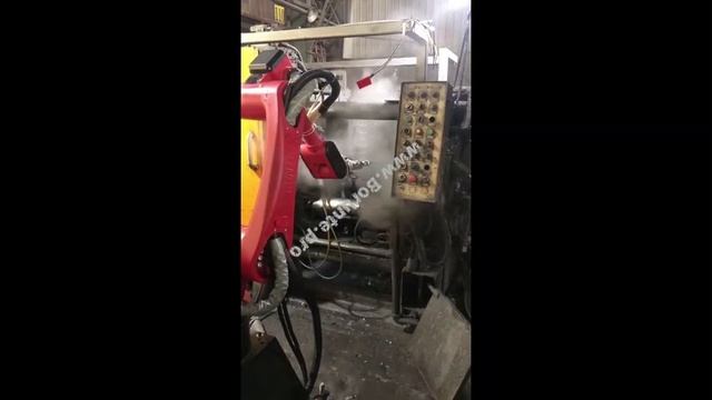 103. Робот распыляет спрей и вынимает отливку из станка для литья под давлением