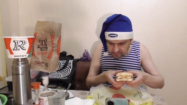 Обжор дегустирую Шефбургер Джуниор острый из Rostics Чикен клаб