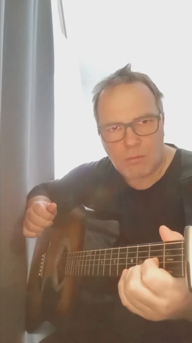 Живой пример того, как я придумывал мелодию песни "Кумса-река" на акустической гитаре.