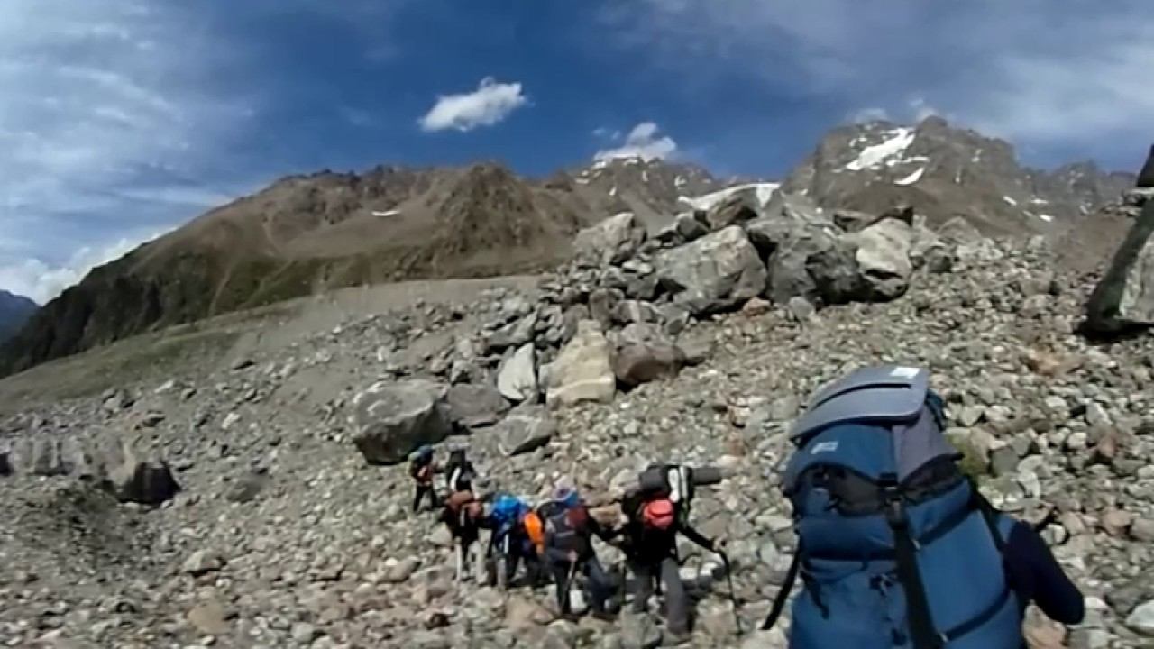панорамное видео. путешествие, горы. несколько секунд горного похода.