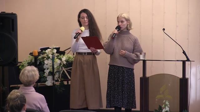 Держит Он меня