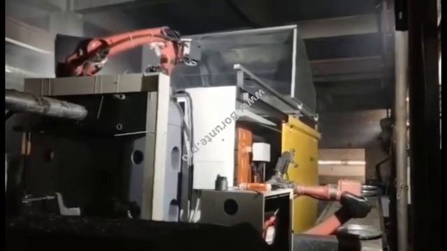 101. Два робота выгружают из литьевой машины сковородки