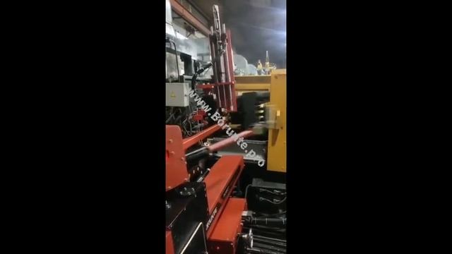 106.Линейный манипулятор вынимает отливку из станка