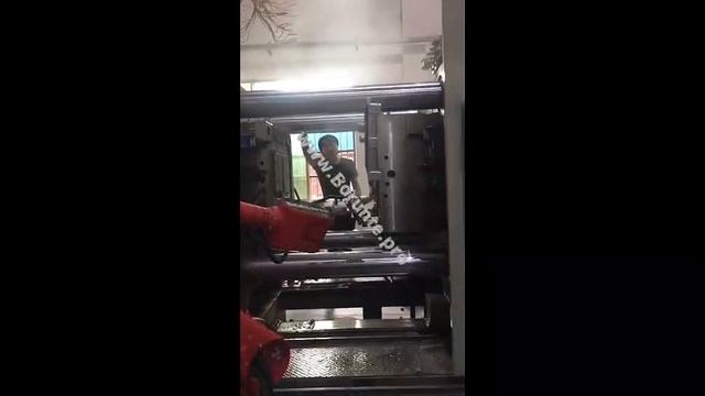 98.Выгрузка металлической отливки из литьевой машины