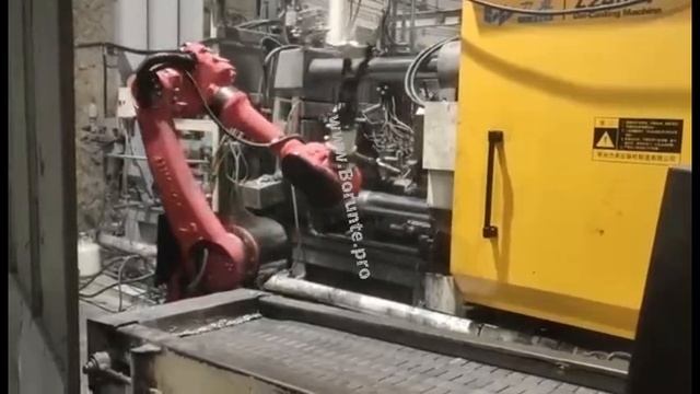 92. Робот выгружает деталь из литьевой машины