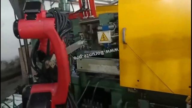 107. Промышленный робот выгружает отливку из станка для литья под давлением