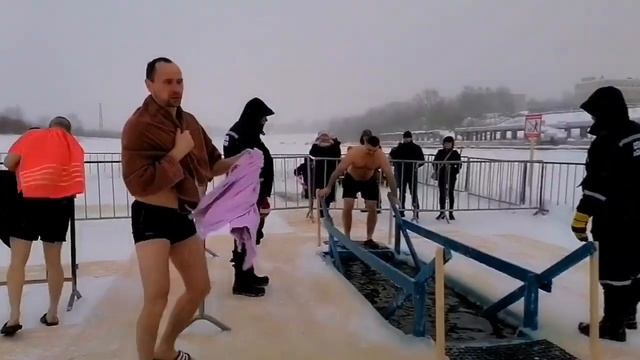 Крещение .Ныряние в прорубь.Сыктывкар