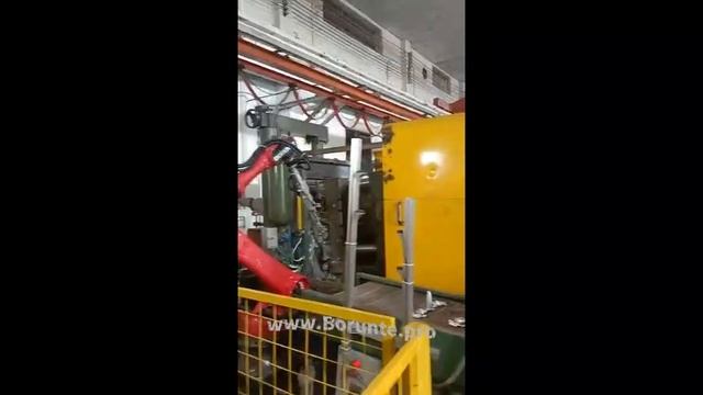 109. Эффектный красный промышленный робот неустанно вынимает