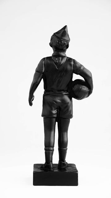 Статуэтка чугунная "Пионер с мячом". Артикул 200003. https://феникс.art