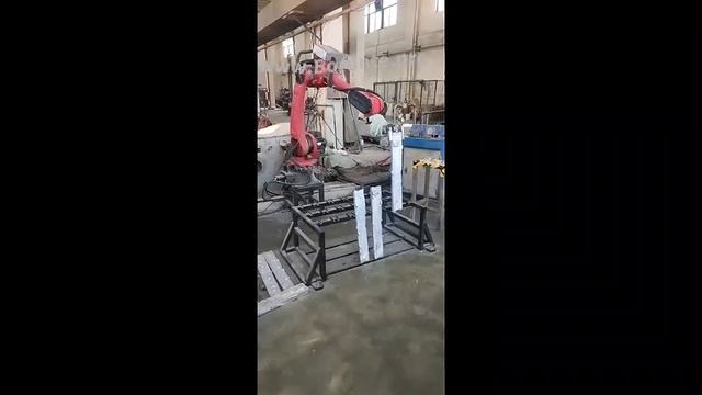 96. Робот загружает чушку в печь