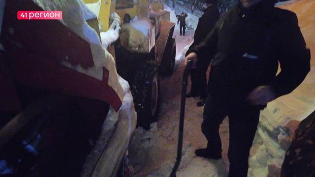 ПРИЕХАЛ И ЗАСТРЯЛ: ТРАКТОР ПРИШЛОСЬ ВЫЗВОЛЯТЬ ИЗ СНЕЖНОГО ПЛЕНА • БЕЗ КОММЕНТАРИЕВ