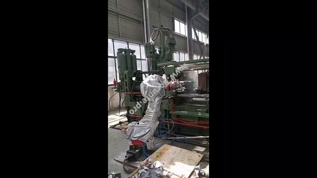 99.Робот выгружает металлическую отливку из машины для литья