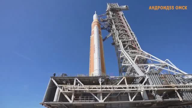 Комплекс из ракеты-носителя SLS и корабля Orion перемещ из здания сборки на стартовую площадку 39B