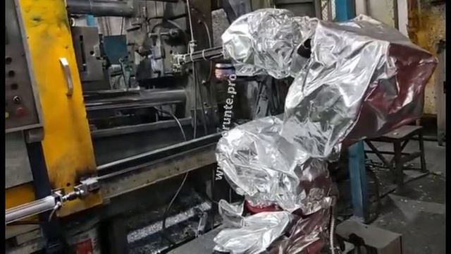 102.Два робота в спецодежде работают  с литьевой машиной