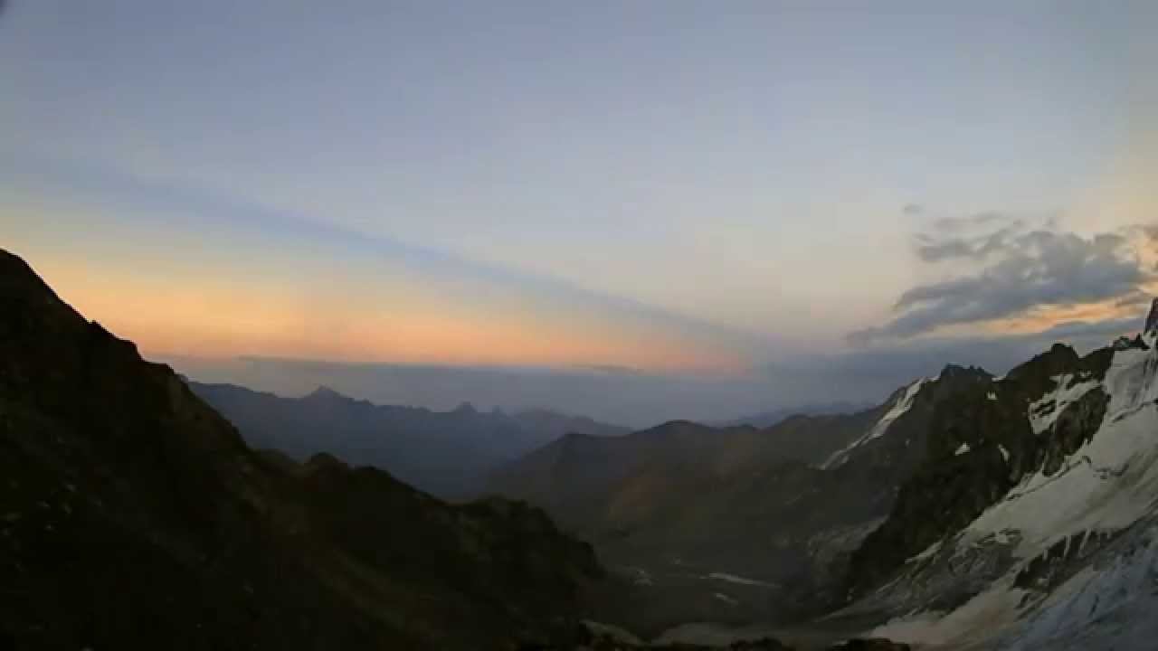 Путешествие.  горы. световое шоу в горах