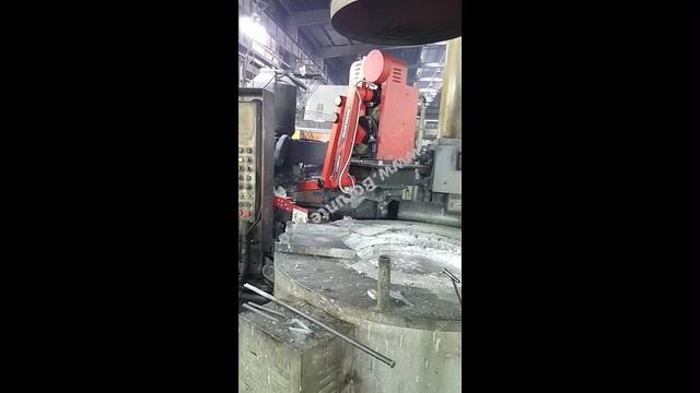 95. Робот работает с расплавленным металлом, черпает прямо из расплава