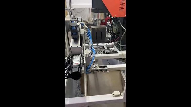 108. Неутомимый робот выгружает отливку и потом под пресс